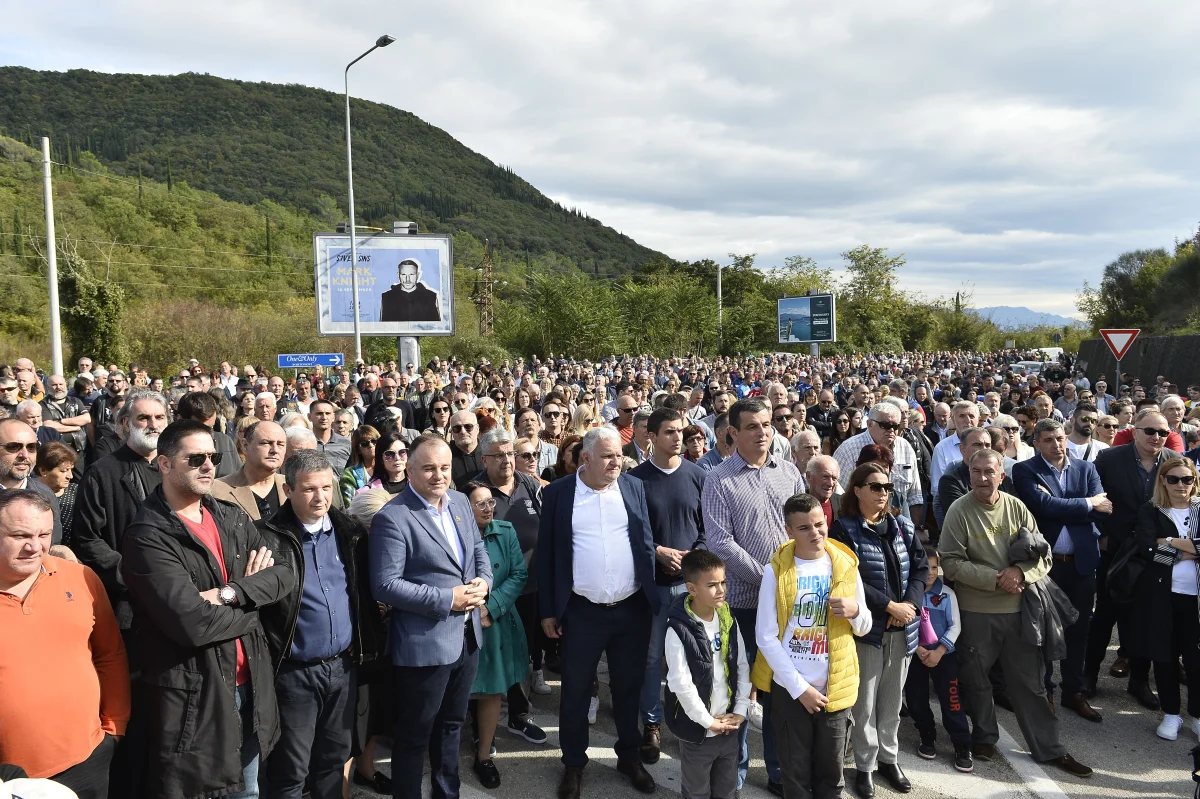 Više hiljada građana Herceg Novog blokiralo granični prelaz Debeli ...